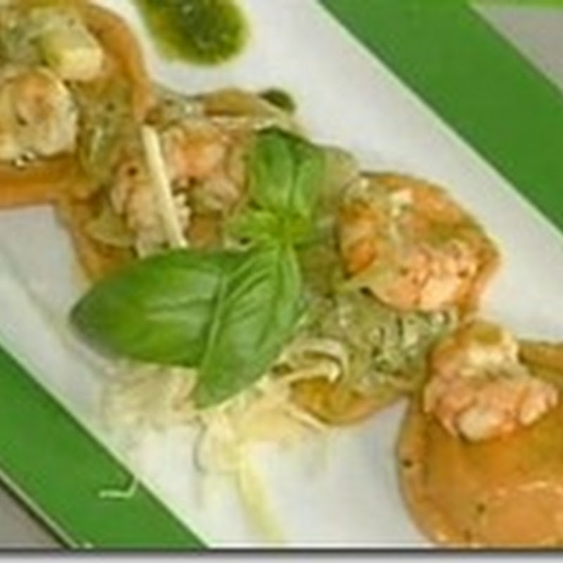 Cappellacci rossi ripieni di patate e gamberoni con porro croccante